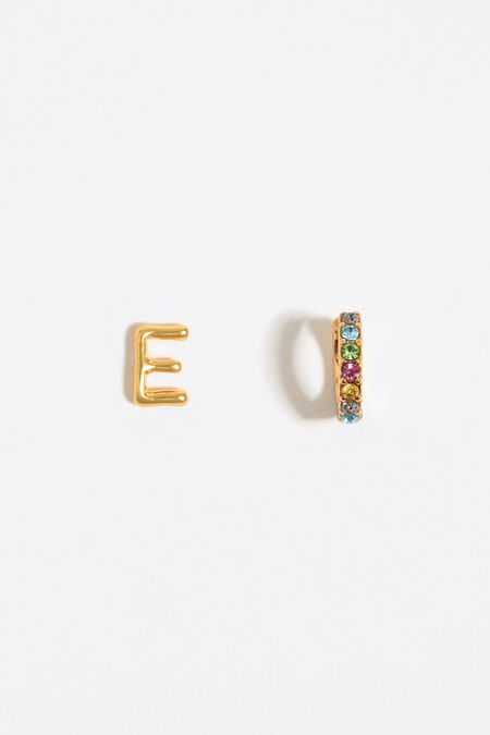 Pendientes letra E y aro mini cristales multicolores